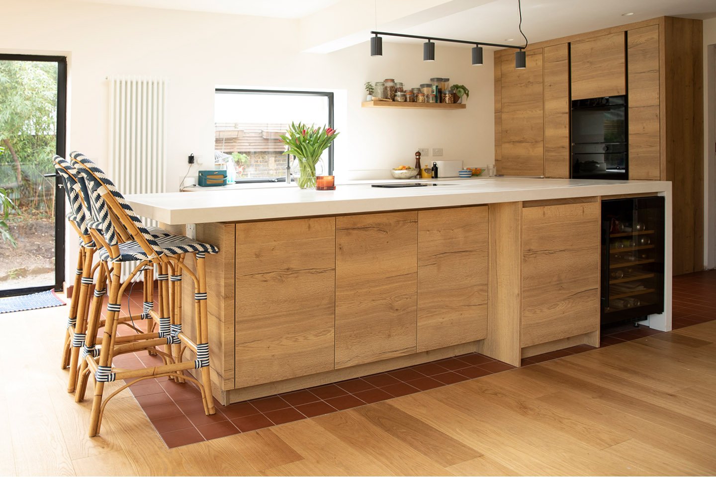 Case Study: Zoë de Pass’s welcoming & contemporary family kitchen