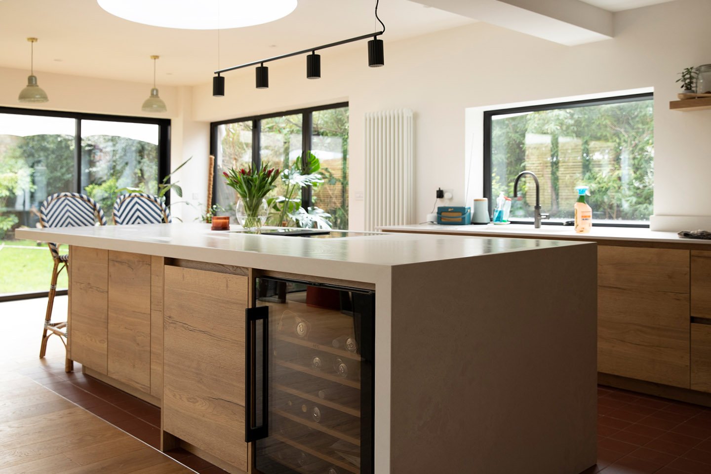 Case Study: Zoë de Pass’s welcoming & contemporary family kitchen